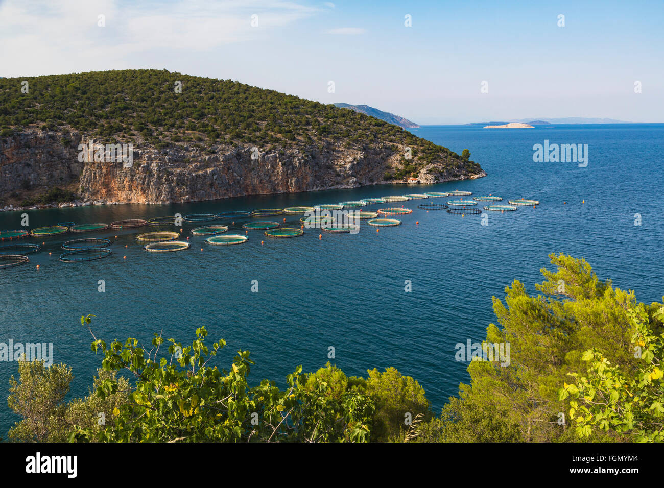 L'élevage de poissons ou de pisciculture, près de Korfos, Péloponnèse ...