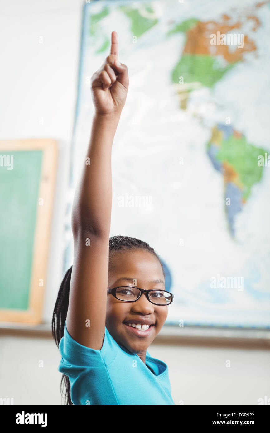 Élève Smiling raising hand in a classroom Photo Stock - Alamy
