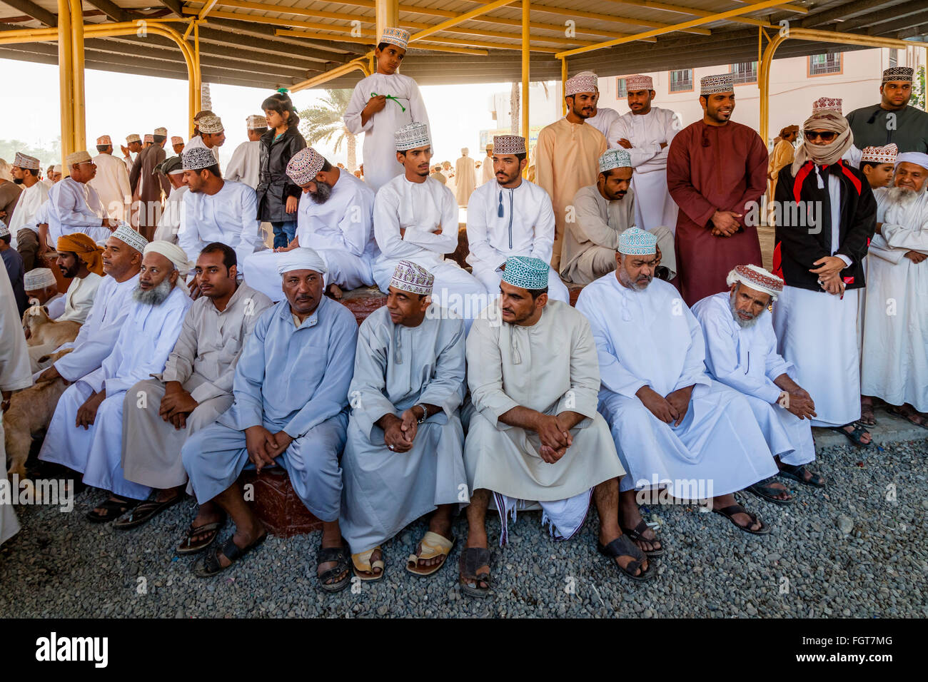 Les hommes en costume traditionnel omanais au marché aux bestiaux de ...