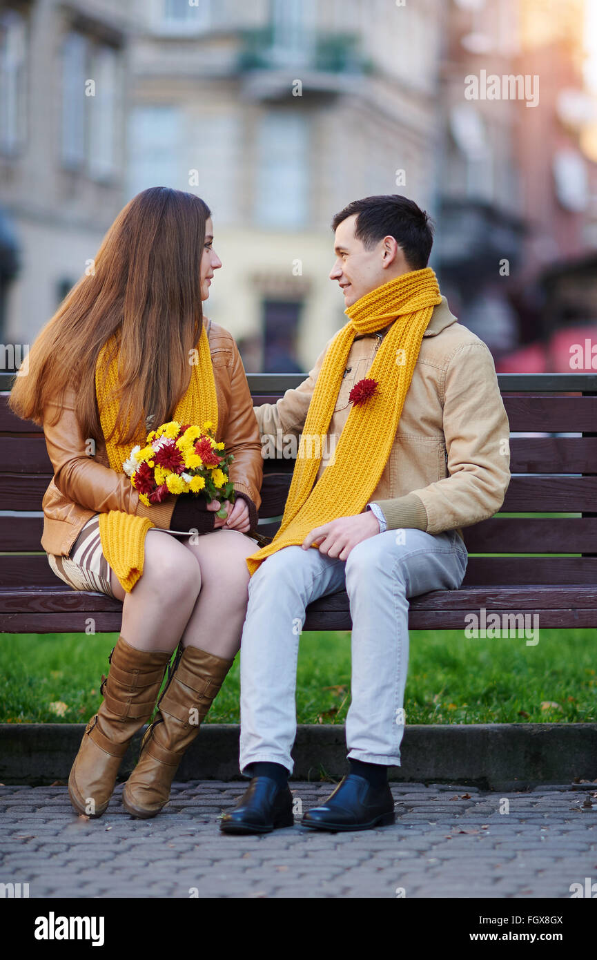 Couple De Femmes Hommes Assis Sur Un Banc Banque De Photographies Et D