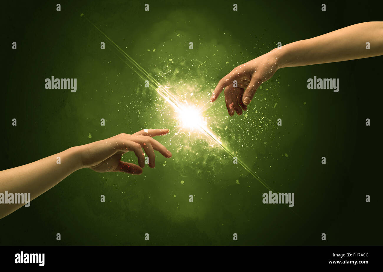 Bras toucher du bout du doigt à l'étincelle d'éclairage Photo Stock - Alamy