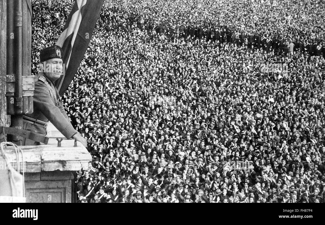 Mussolini sur le balcon en face d'une foule immense propagande ...