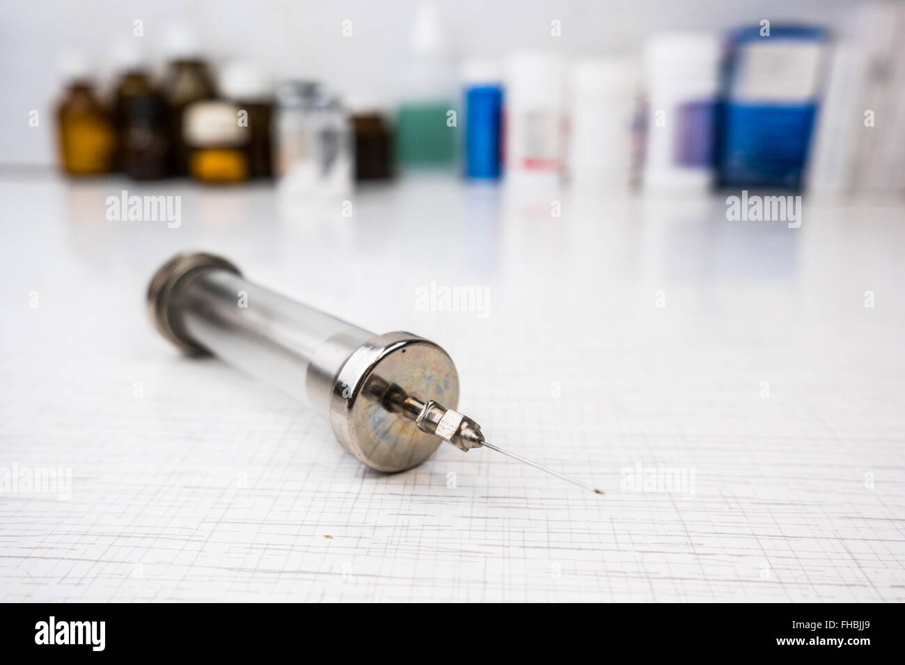 Seringue avec flacons en verre et les médicaments comprimés Photo Stock ...