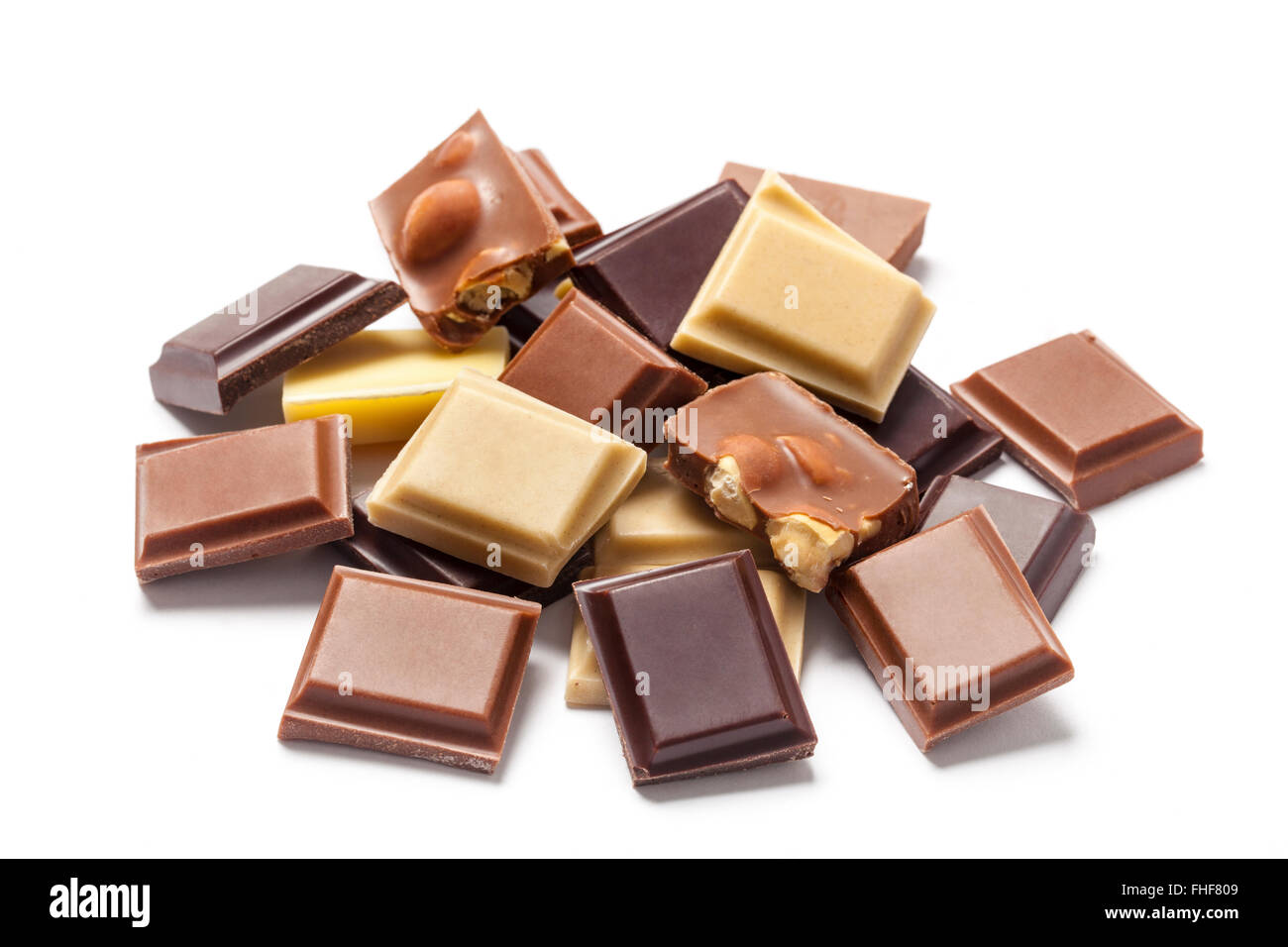 Plusieurs morceaux de différentes sortes de chocolat tas isolé sur fond ...