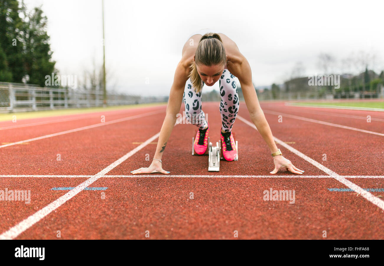 Femme athlète sur une piste de course Photo Stock - Alamy