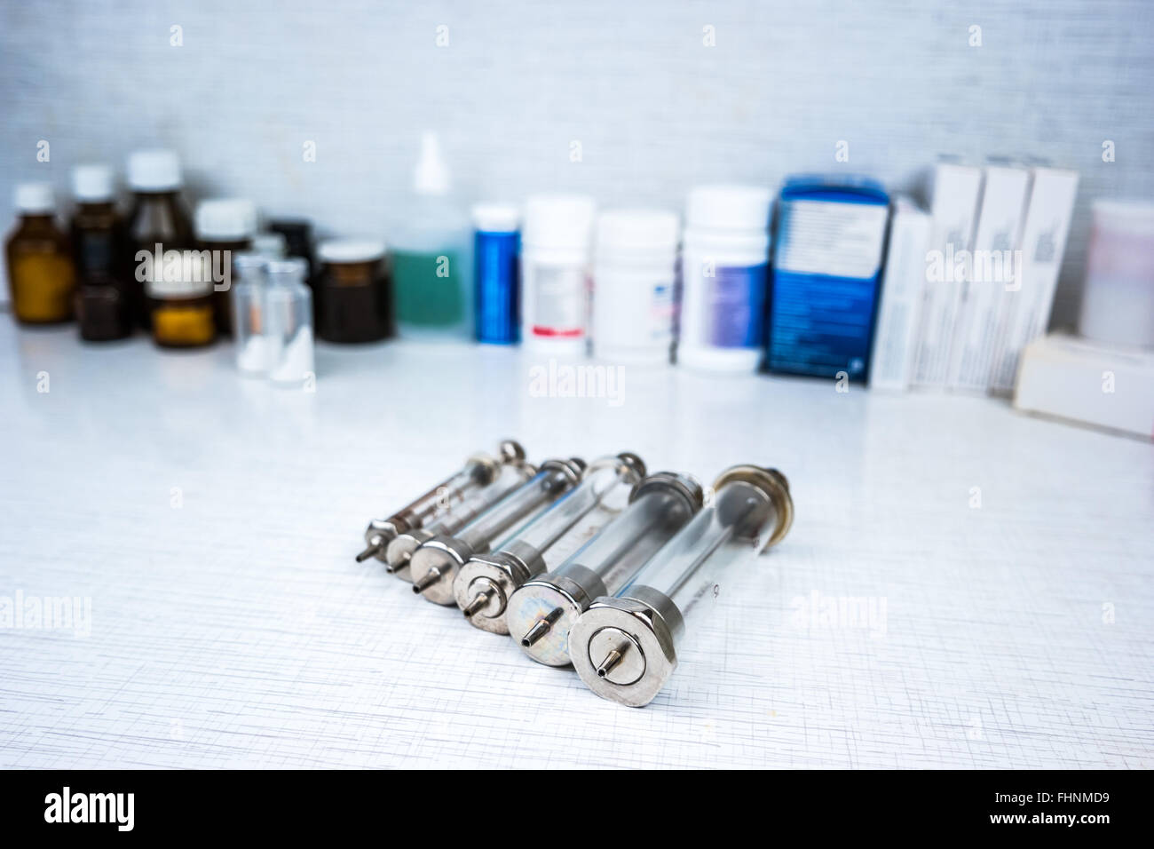 Seringue avec flacons en verre et les médicaments comprimés Photo Stock ...