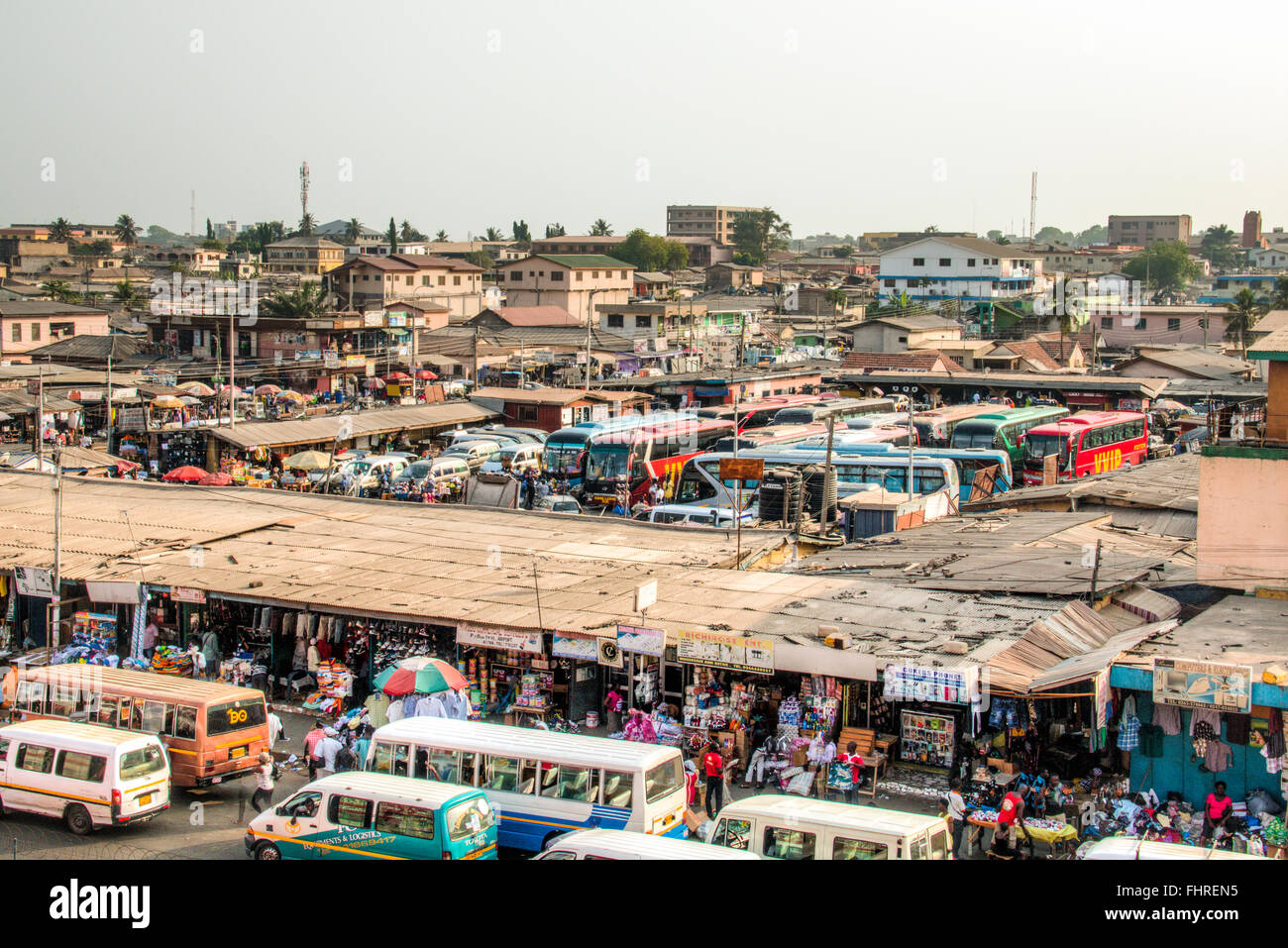 ACCRA, GHANA - Janvier 2016 : Le bus et tro-tro station à Kaneshi ...