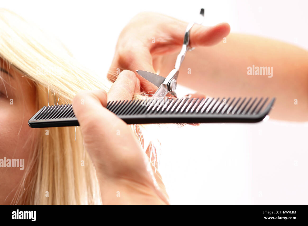Coupe de cheveux femme dans un salon de coiffure Banque de ...