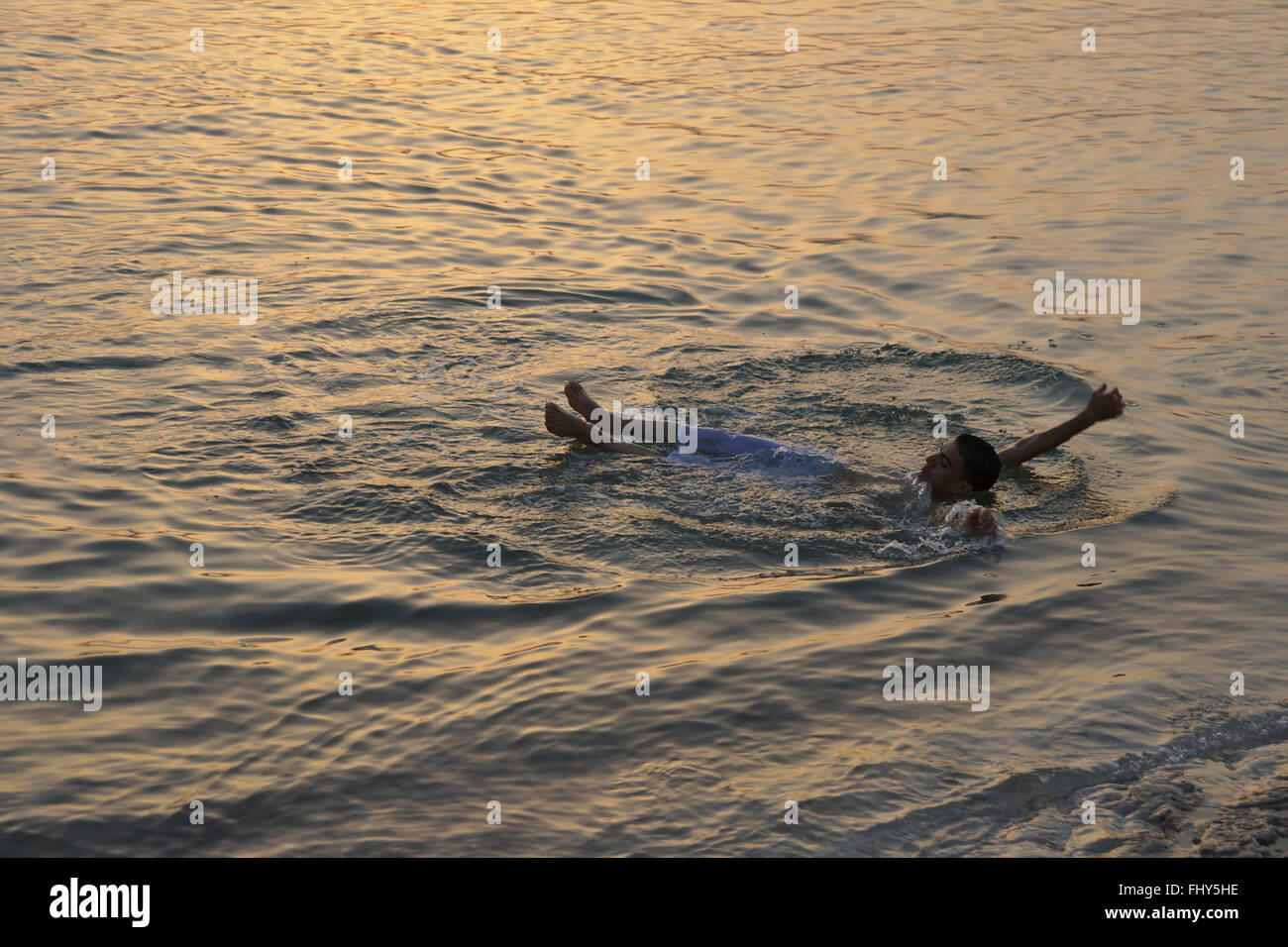 Baignade dans la mer morte Banque de photographies et d’images à haute ...