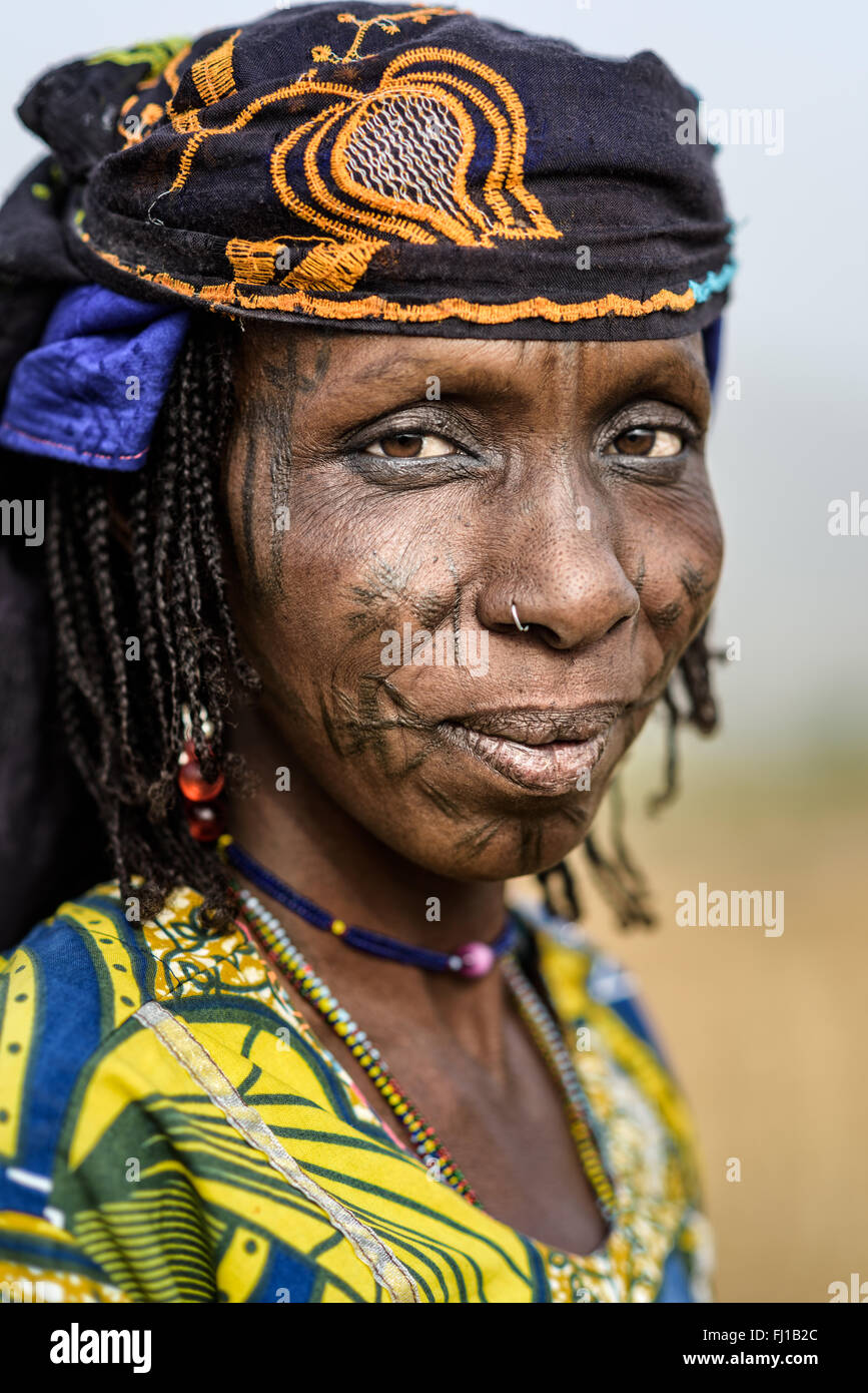 Portrait d'une femme Mbororo du Cameroun avec la scarification typique ...