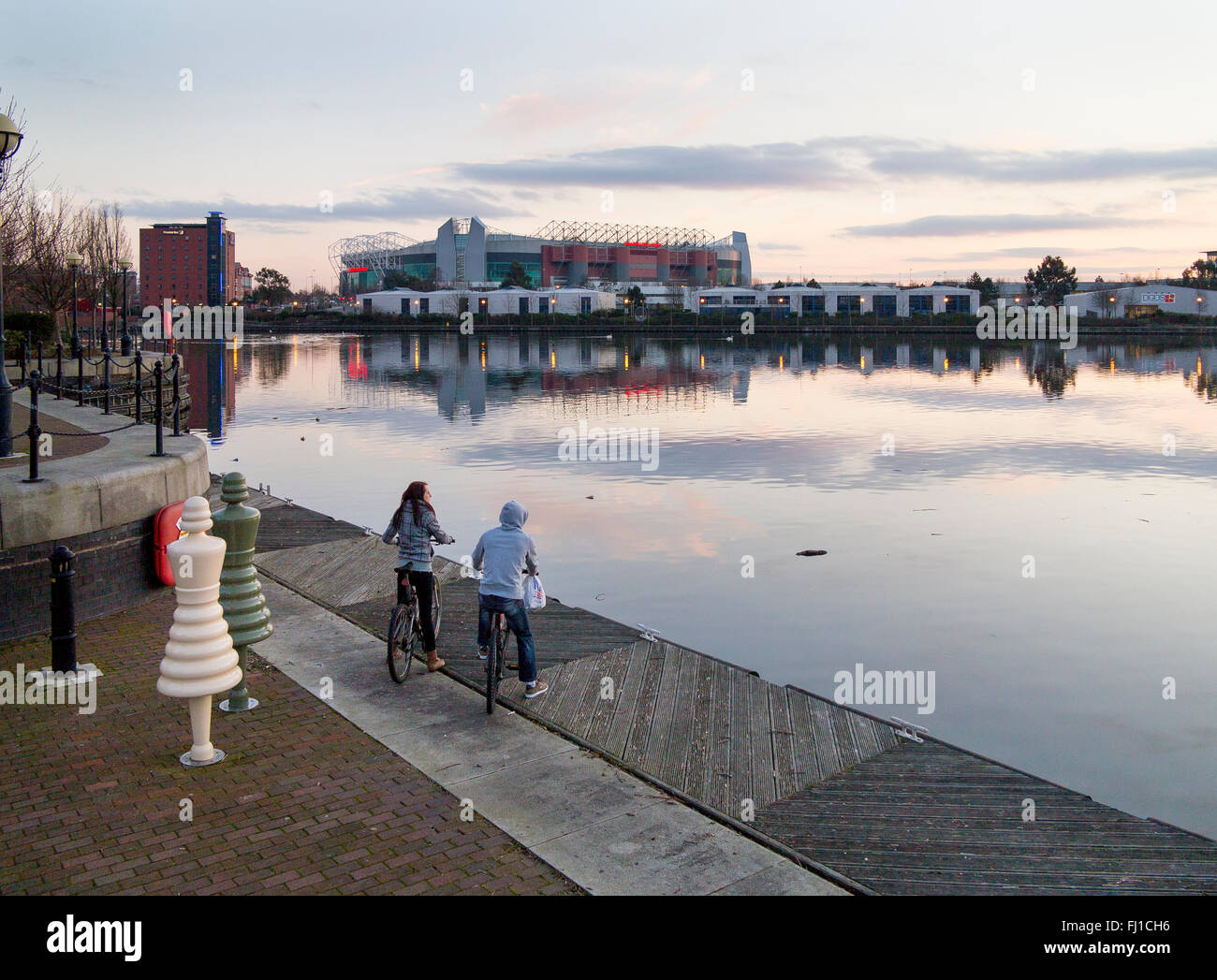 Deux jeunes sur les vélos, un garçon et une fille, vue stade Old ...