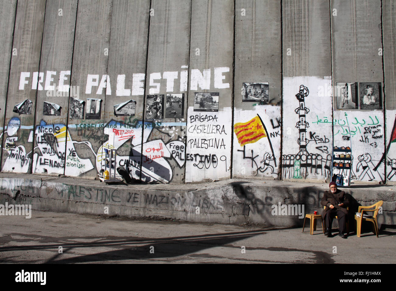 "Palestine libre" de peindre sur le mur de séparation - Bethlehem ...