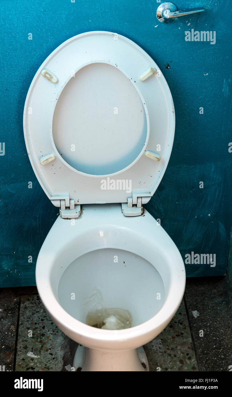 Toilettes sales Banque de photographies et d’images à haute résolution ...