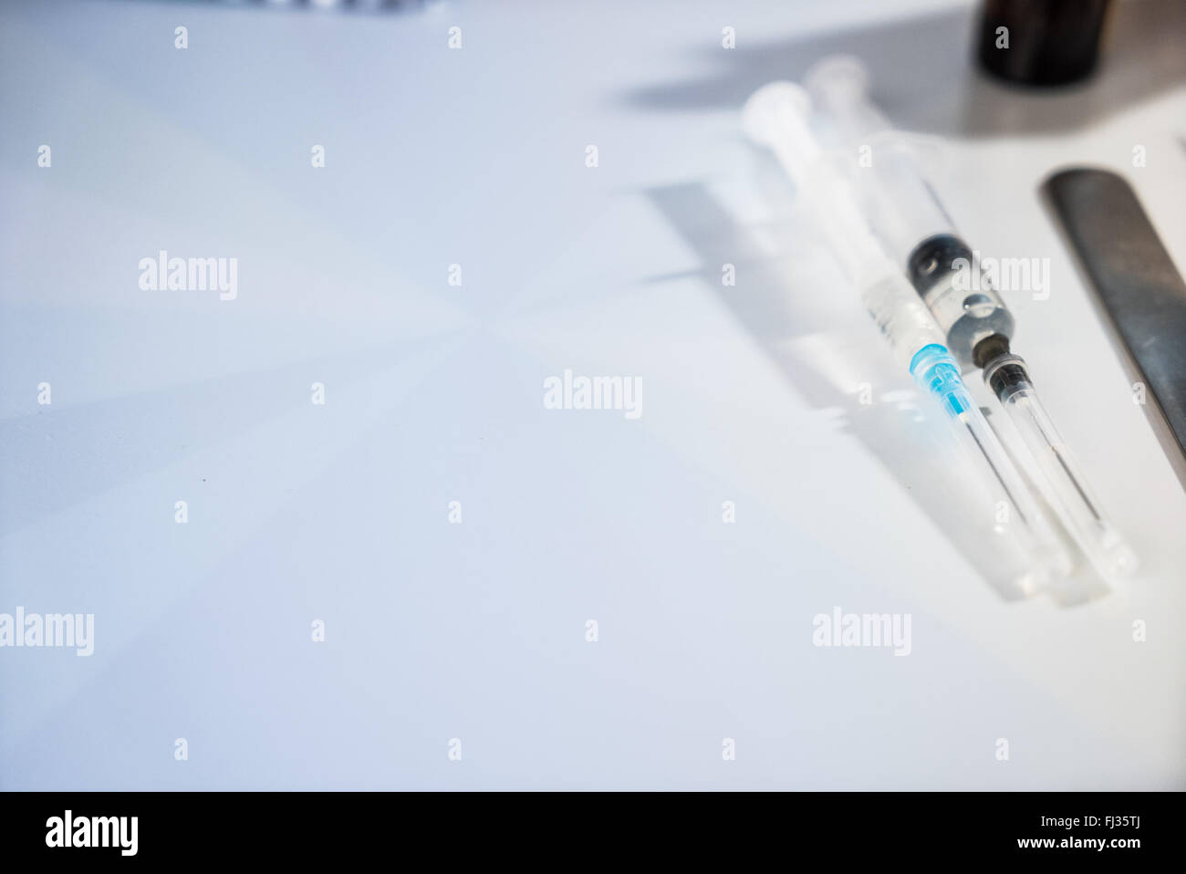 Seringue avec flacons en verre et les médicaments comprimés med Photo ...