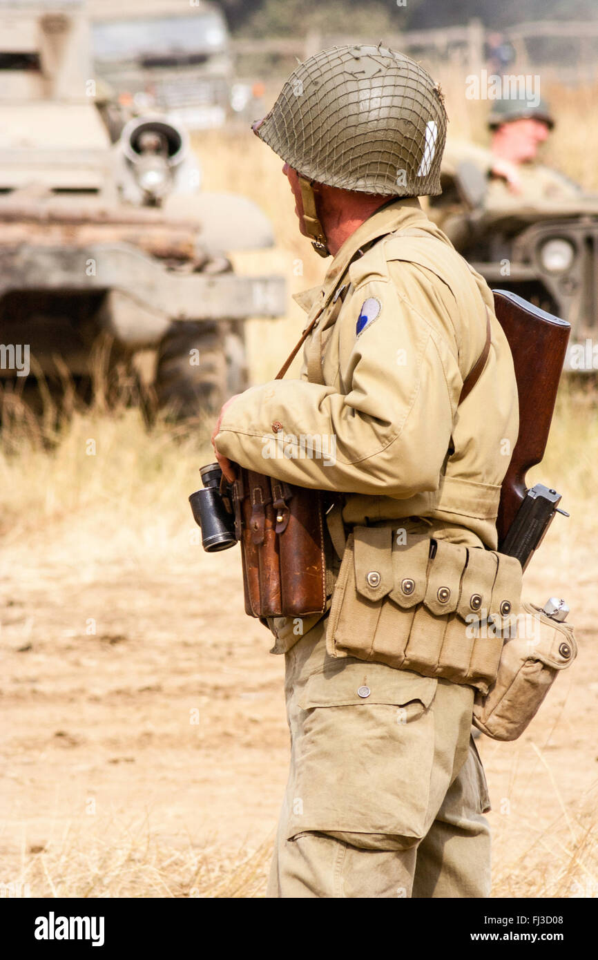 Seconde guerre mondiale re-enactment. Soldat GI américain, à l'écart ...