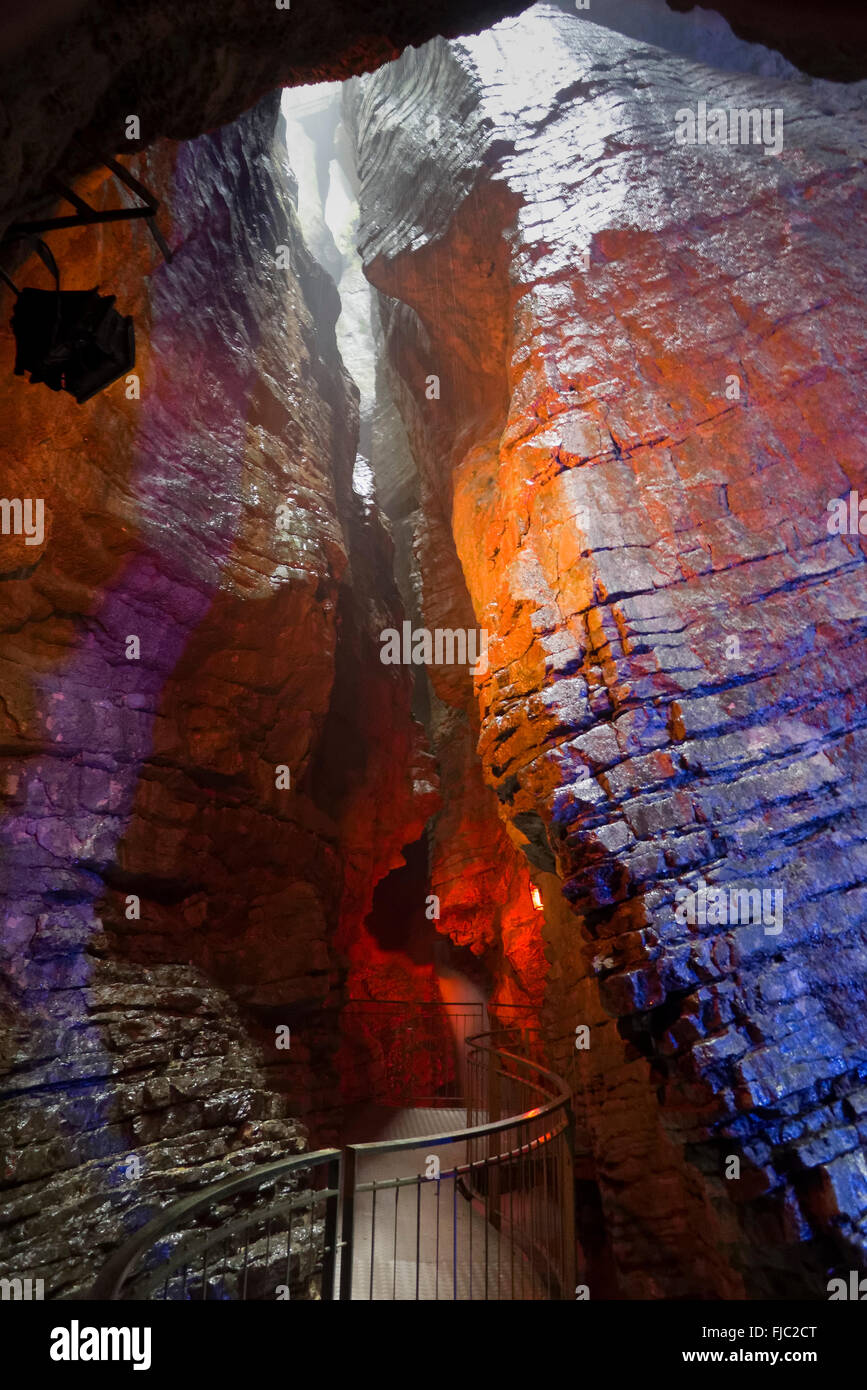 Cascata del Varone, cascade dans le canyon, Riva del Garda, Lac de ...