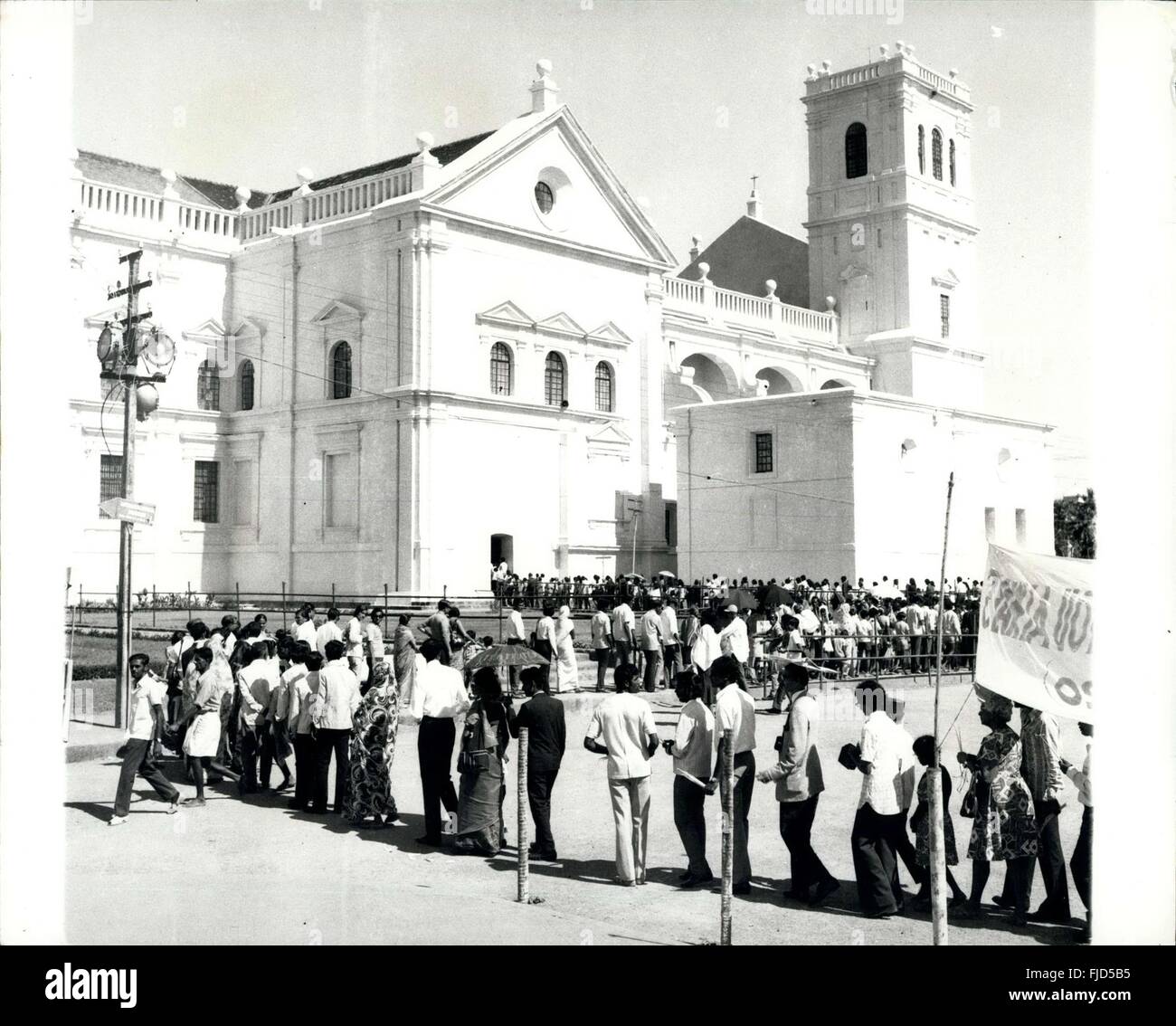 1968 - Exposition de Saint Xavier attire des milliers de pèlerins. Le corps de Saint François ...