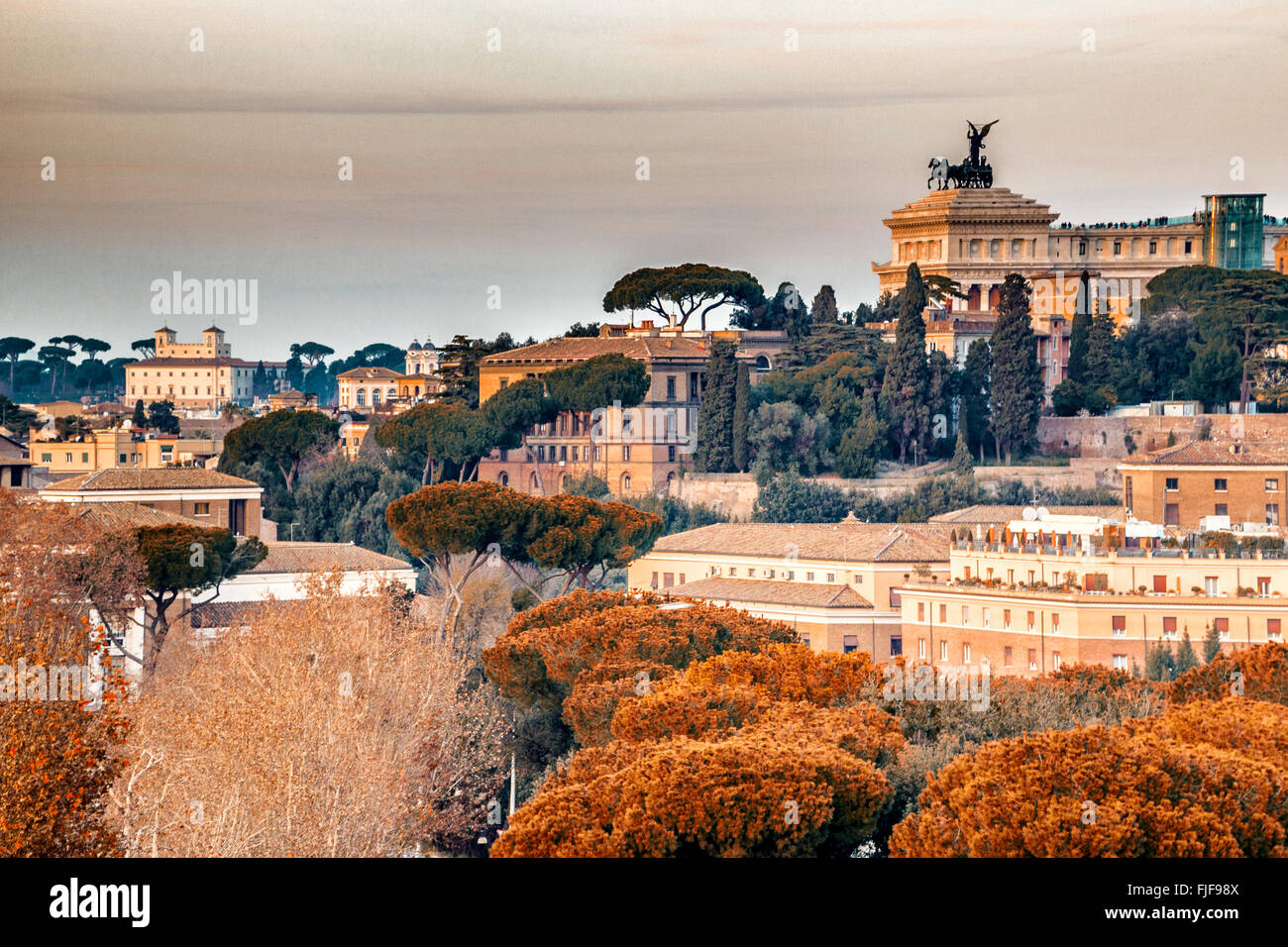 Donnant sur les toits de Rome, les palais historiques, les églises ...