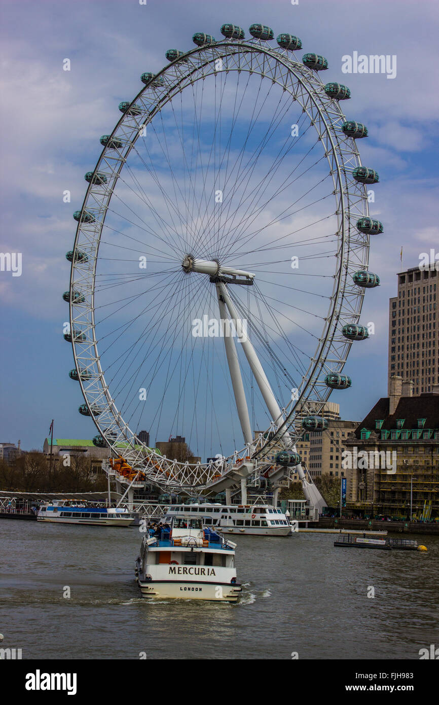 Le London Eye est une grande roue sur la rive sud de la Tamise à ...