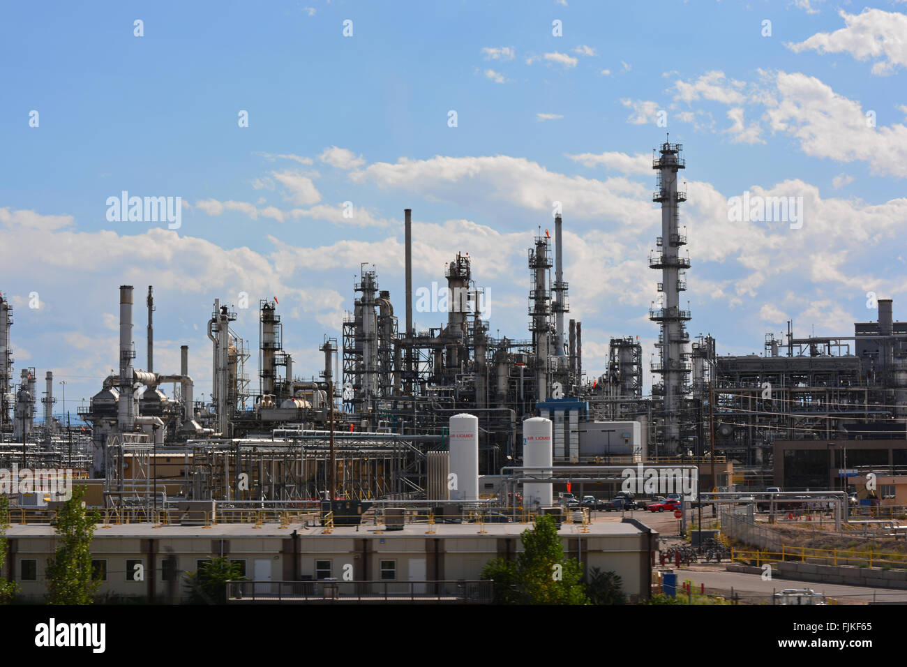 Raffinerie de pétrole avec tours de distillation sur une journée ...