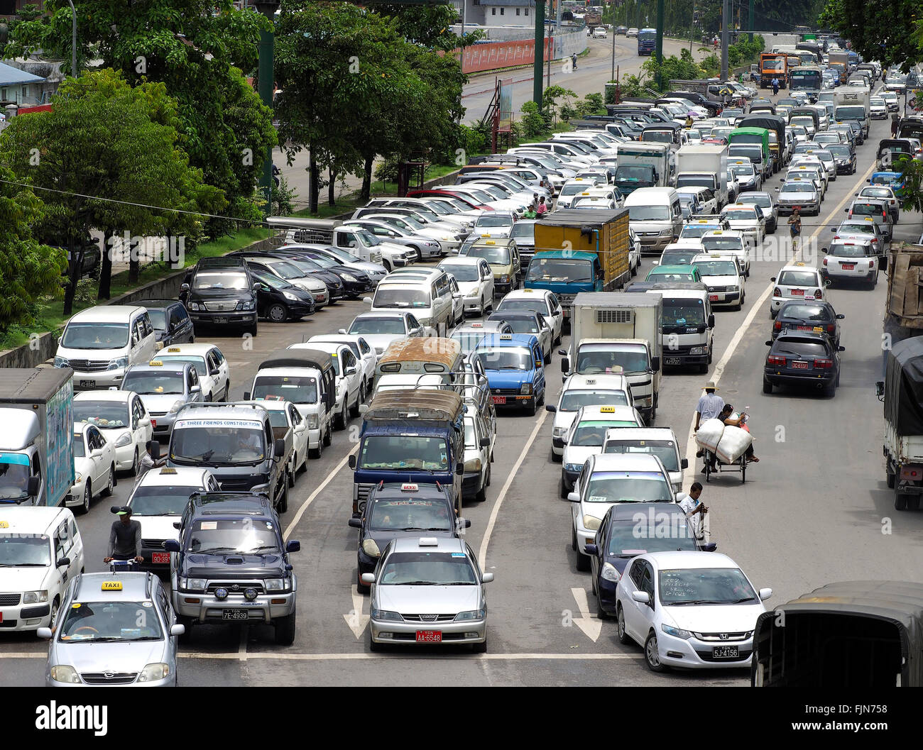Yangon traffic congestion Banque de photographies et d’images à haute ... Yangon traffic congestion Banque de photographies et d’images à haute ...