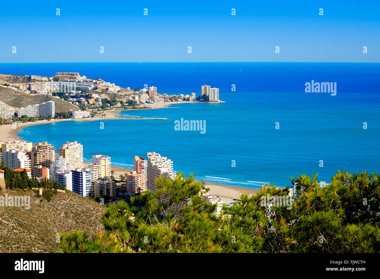Plage de Cullera antenne avec des toits de village de Méditerranée ...