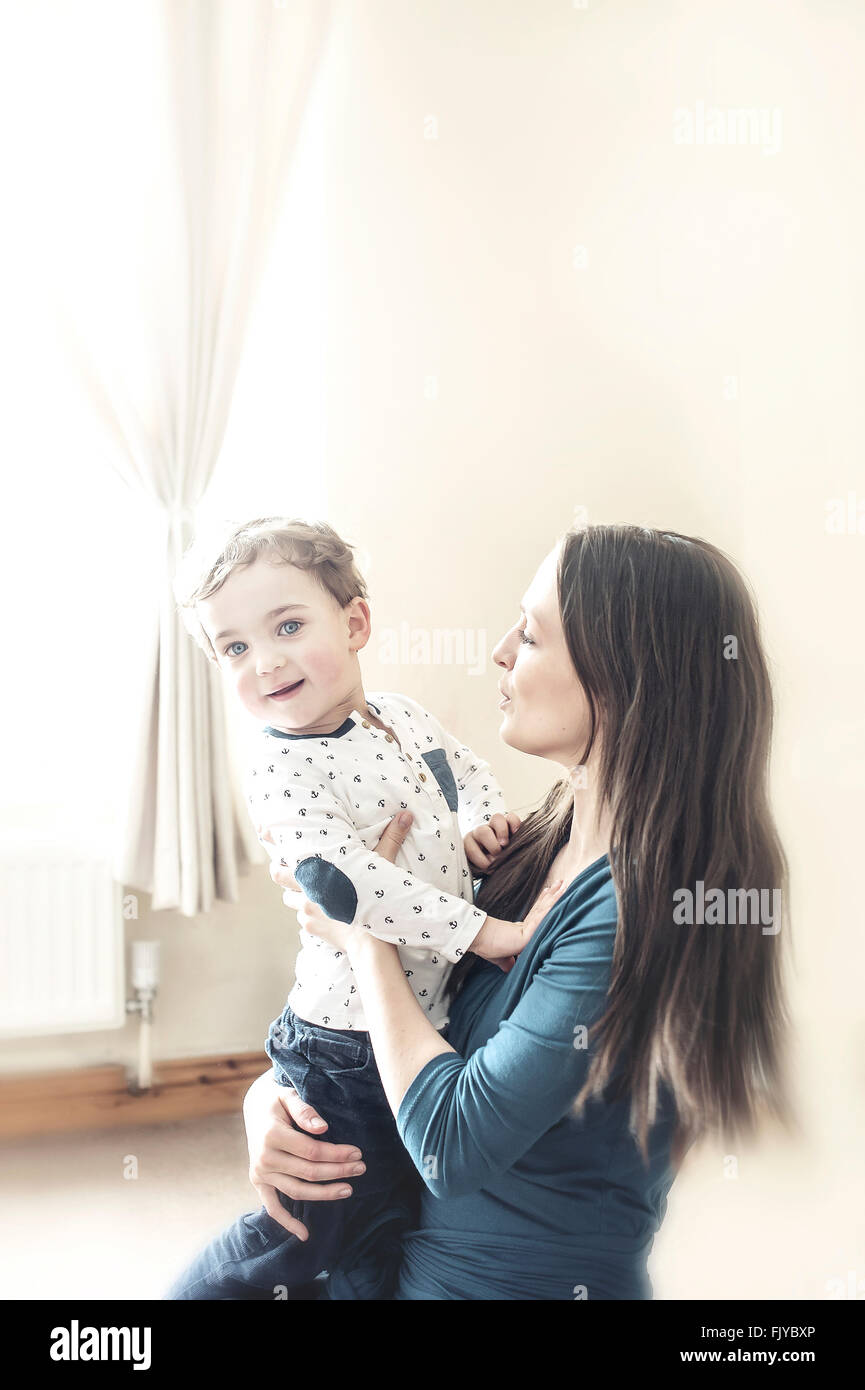 Femme Avec Enfant Dans Ses Bras Banque De Photographies Et Dimages à