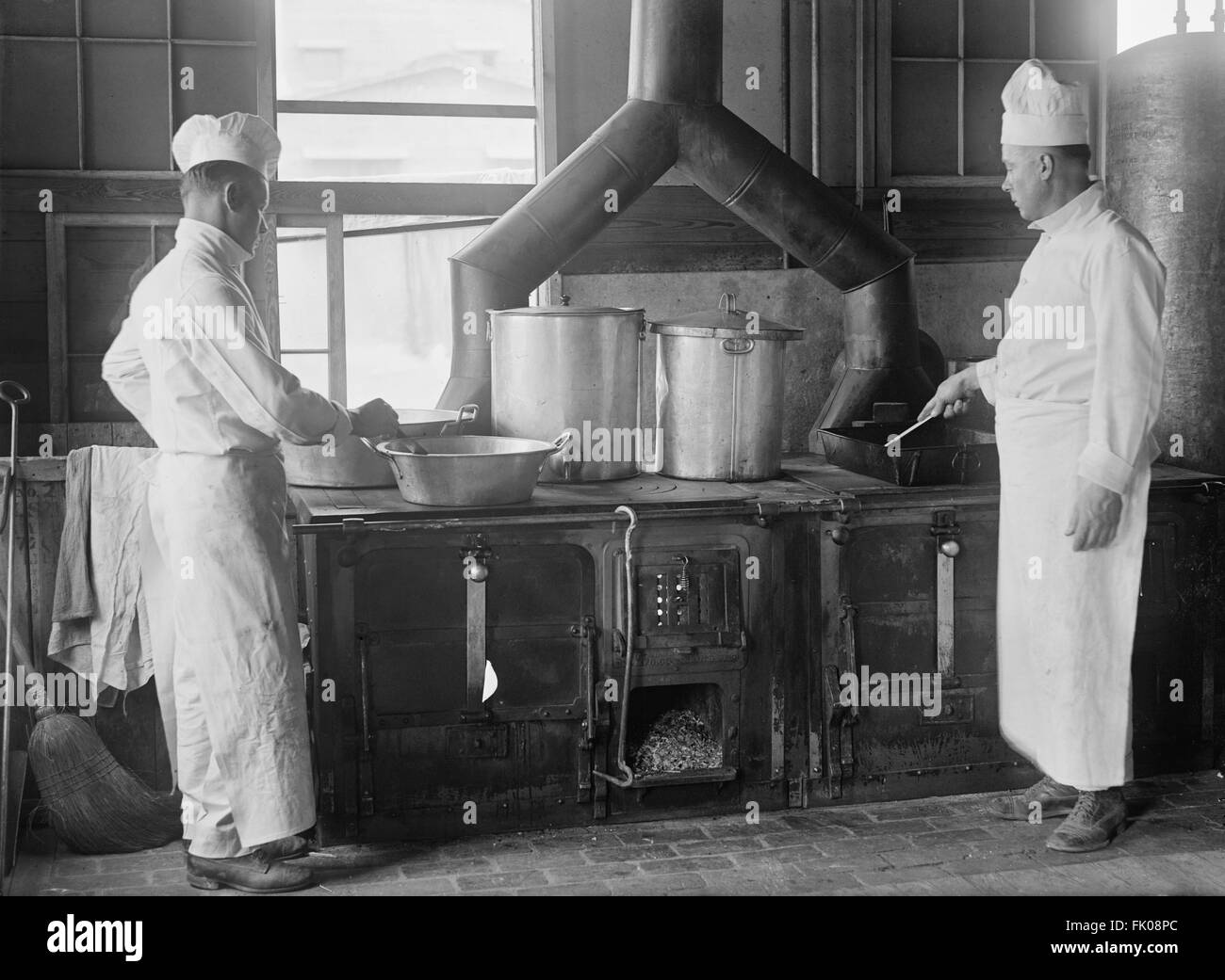 Cuisiniers militaires Banque de photographies et d’images à haute ...