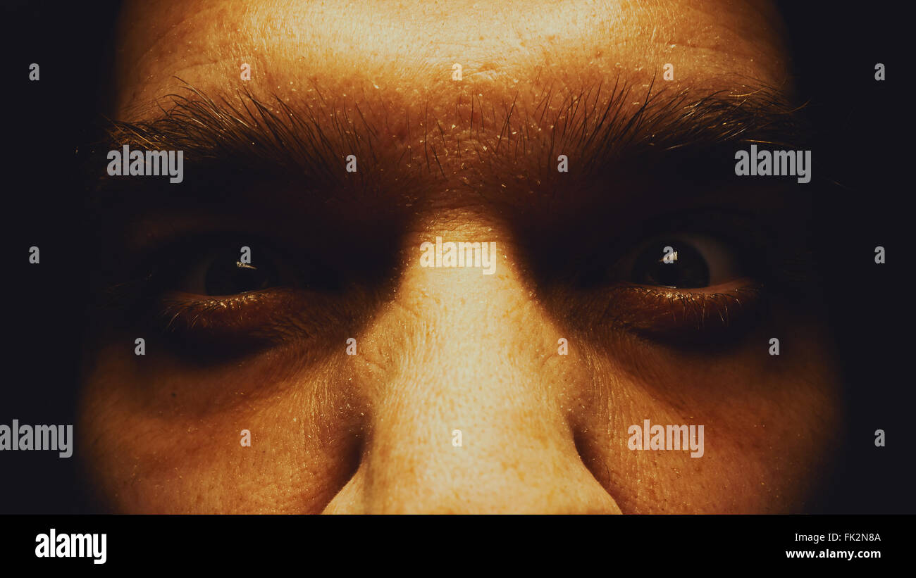 Regard plein de haine, de l'expression du visage et les détails d'un ...