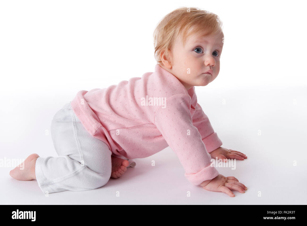 Gril de bébé est de ramper sur le plancher sur fond blanc Photo Stock ...