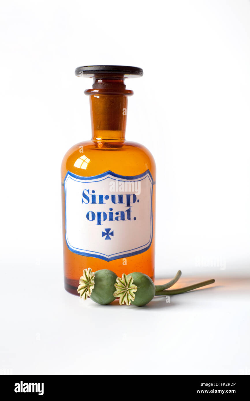 Sirop d'opiat bouteille avec têtes de pavot sur fond blanc Photo Stock ...