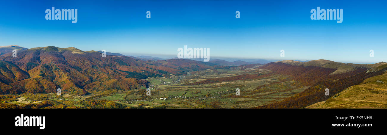 L'automne Bieszczady Panorama. Carpates. L'Ukraine Photo Stock - Alamy