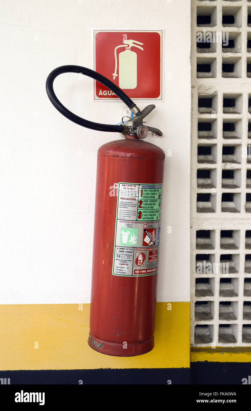 Extincteur à eau base en construction résidentielle Photo Stock - Alamy