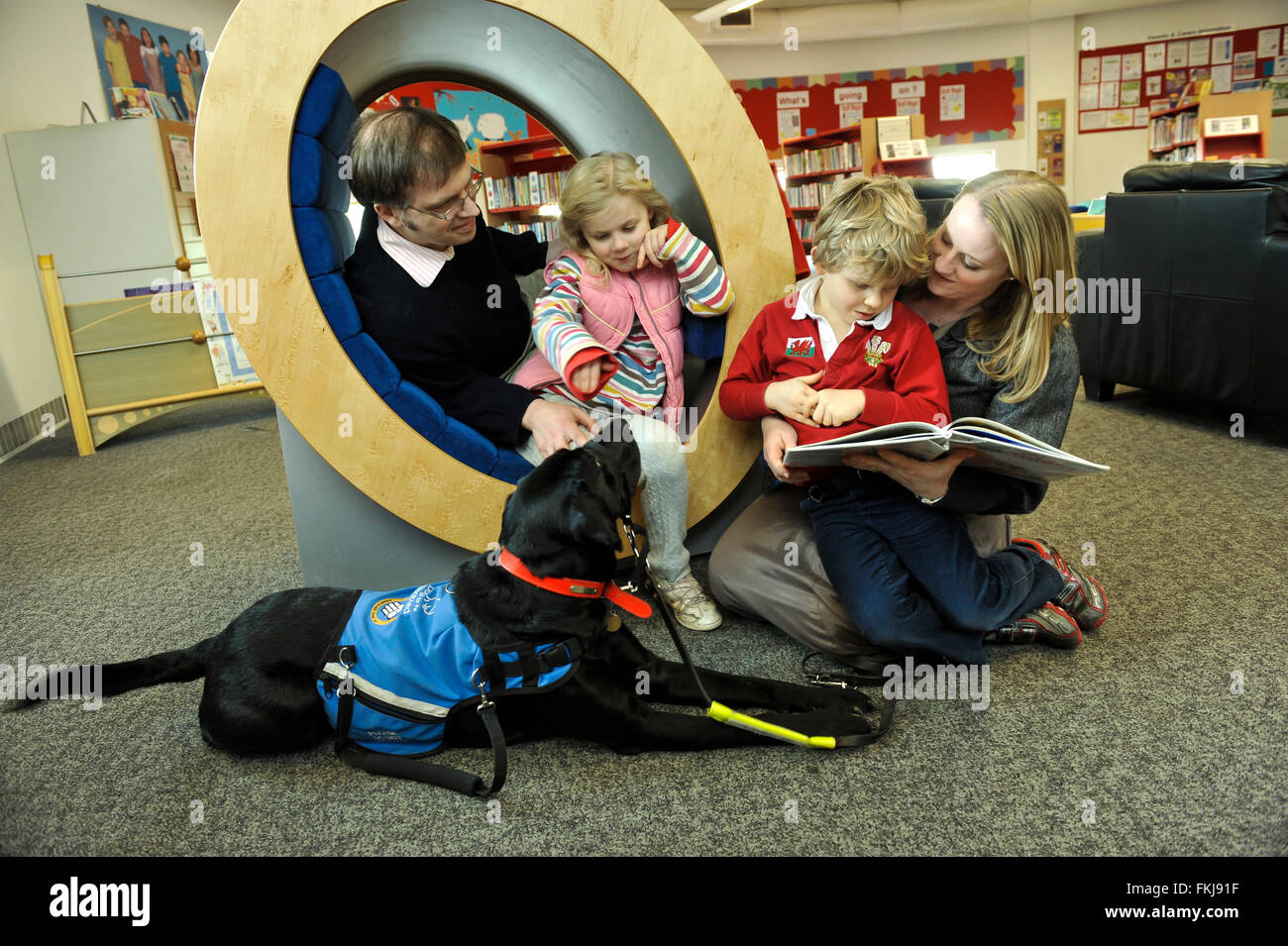Chien-guide pour fils autiste Marcus à la bibliothèque avec Ivan. Marcus Butt qui est autiste ...