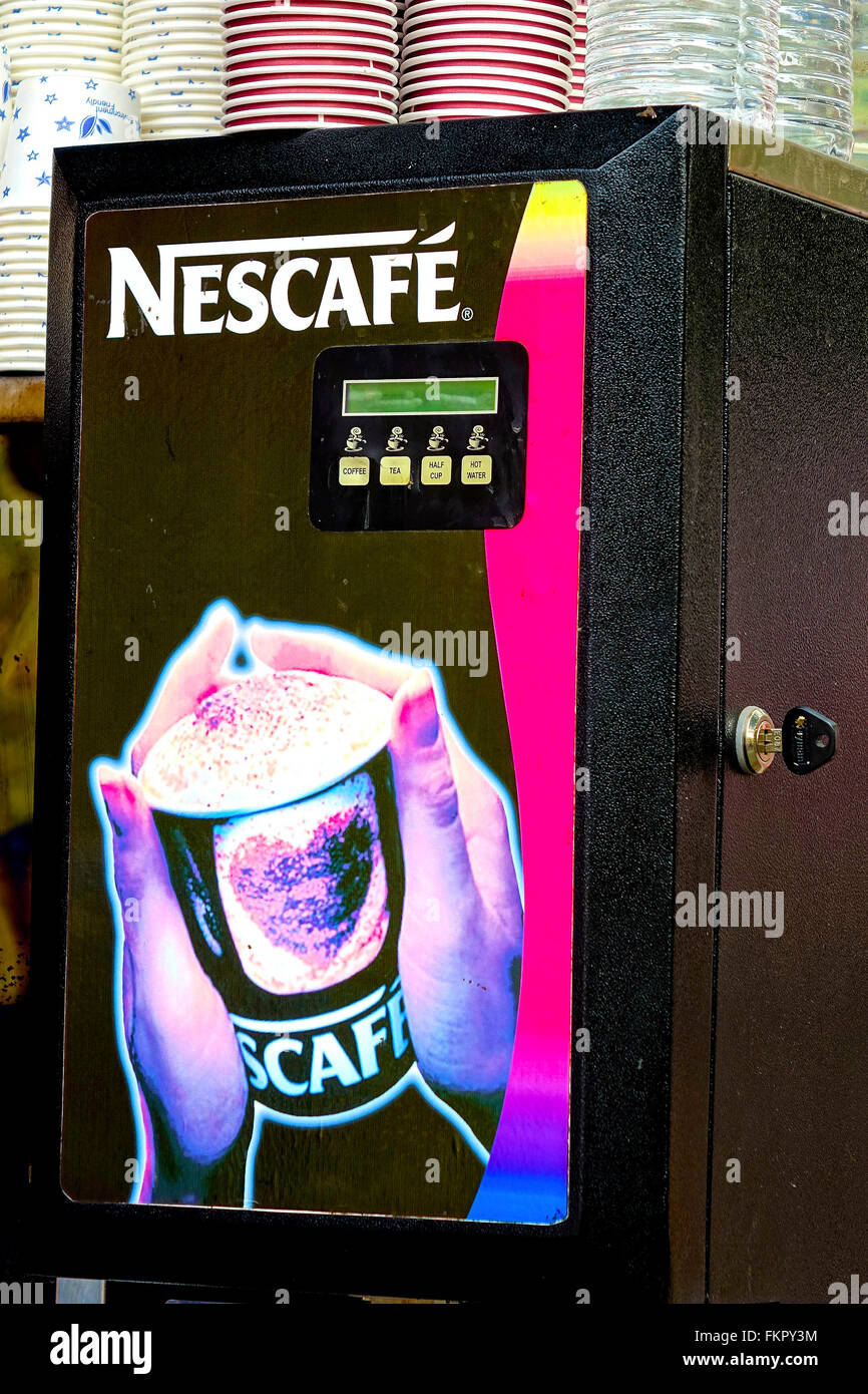 Distributeur automatique de café Nescafé Photo Stock - Alamy