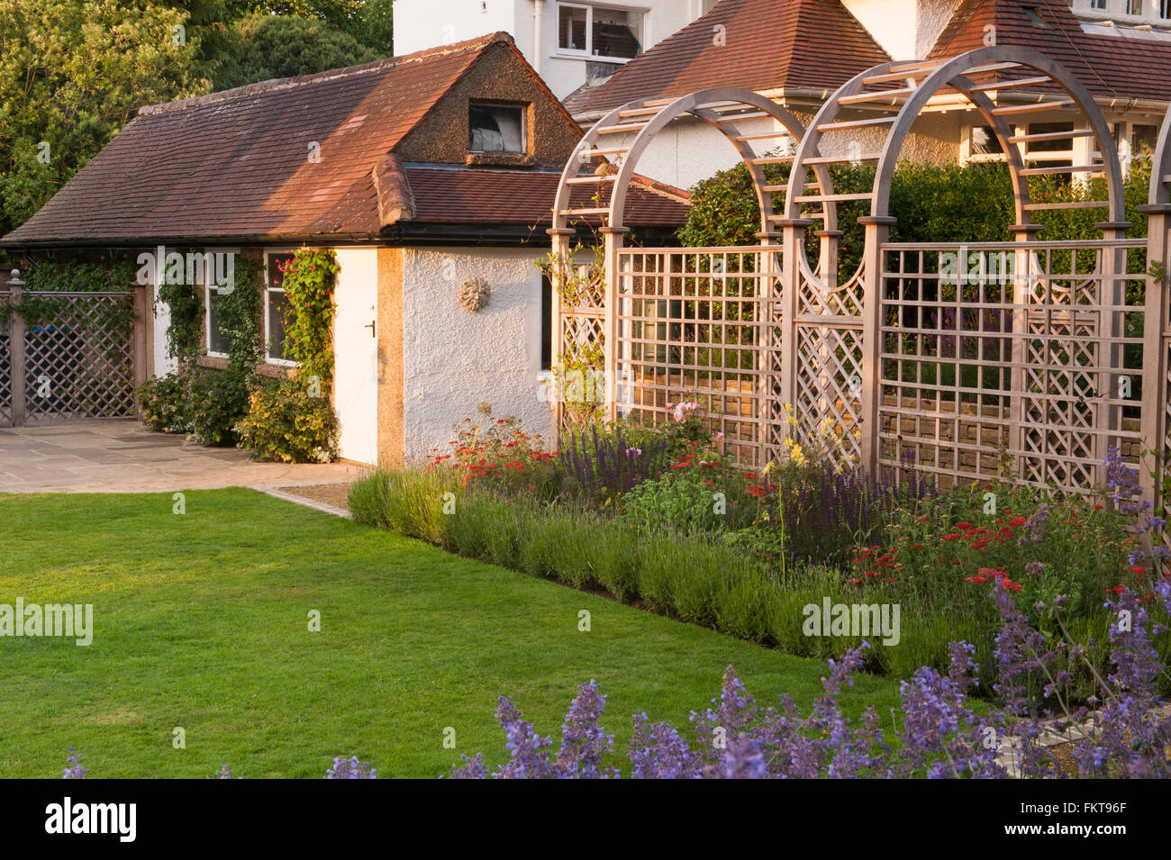 Récemment conçu et aménagé, un beau jardin avec tonnelle ...
