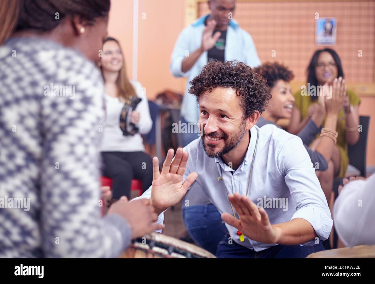 Les gens qui jouent des instruments Banque de photographies et d’images ...