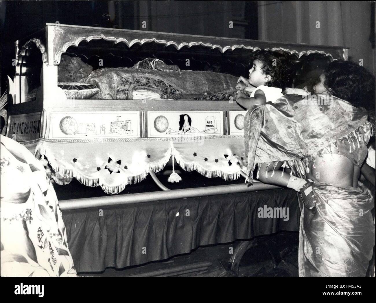 1968 - Exposition de Saint François Xavier attire des milliers de pèlerins : Le corps de Saint ...