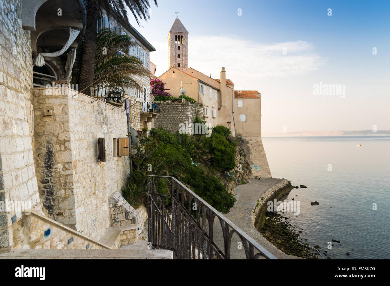 Vue de la ville de Rab, station touristique croate célèbre pour ses ...