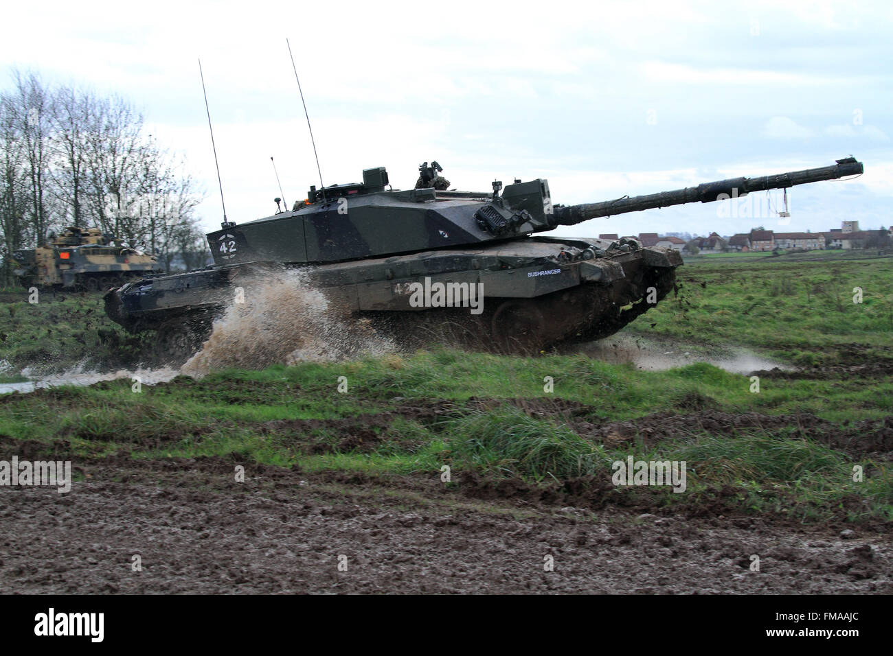 Char de combat principal CHALLENGER MBT roulant dans la boue pendant un ...
