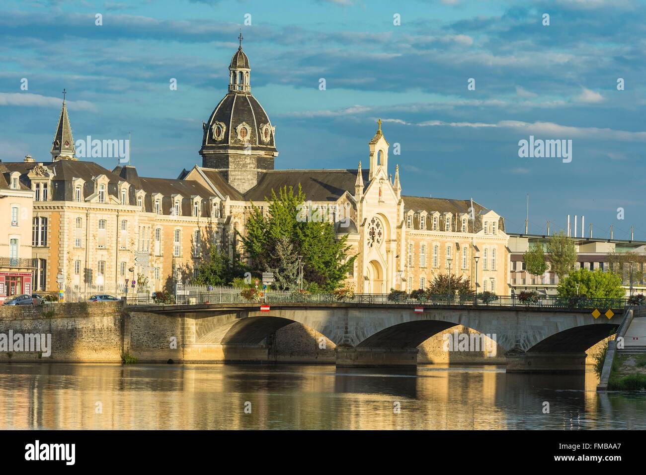 France, Mayenne, Chateau Gontier, l'hôpital sur les bords de la rivière Mayenne Photo Stock - Alamy