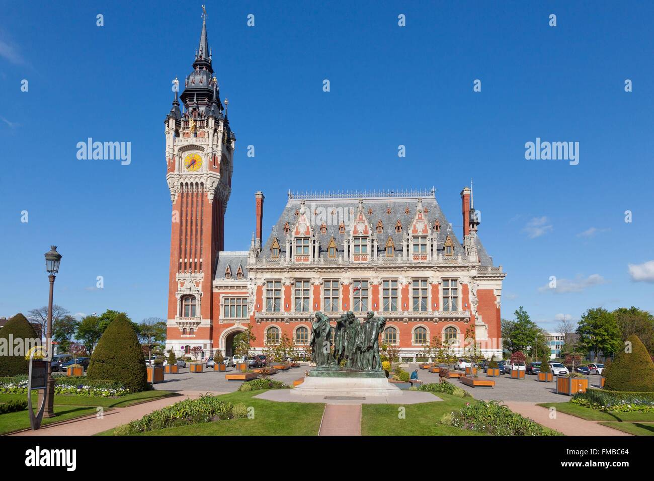 La France, Pas de Calais, Calais, l'hôtel de ville de Calais surmontée par son Beffroi classé au ...
