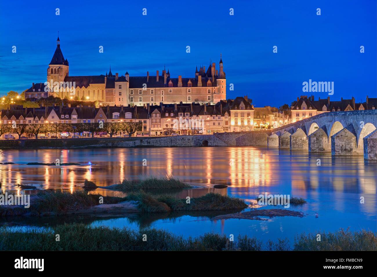 Pont gien loire Banque de photographies et d’images à haute résolution ...