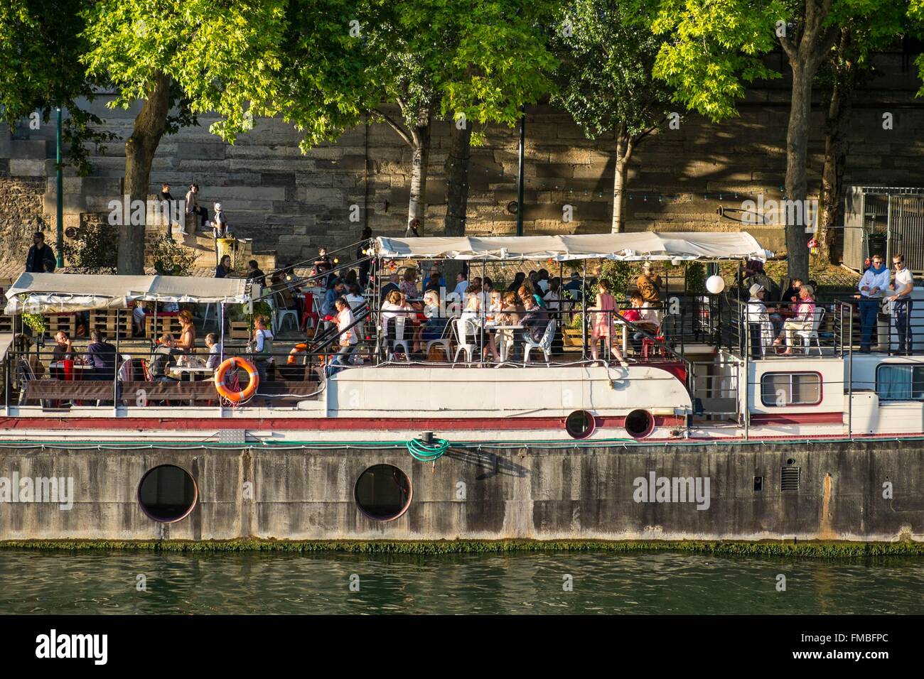France, Paris, les quais de Seine, bar barge pendant Paris Plage (plage ...