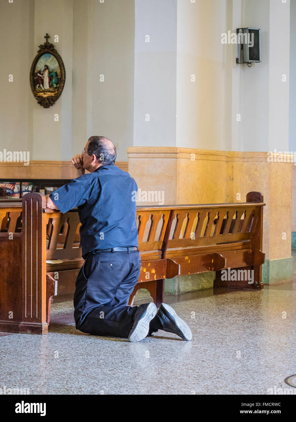 Cuban homme à genoux en prière dans une église de Santiago de Cuba ...