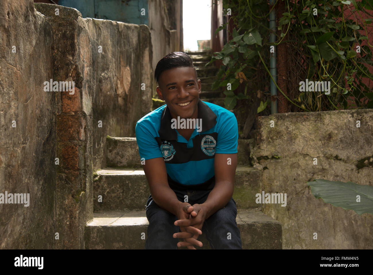 Jeune cubain souriant Banque de photographies et d’images à haute ...