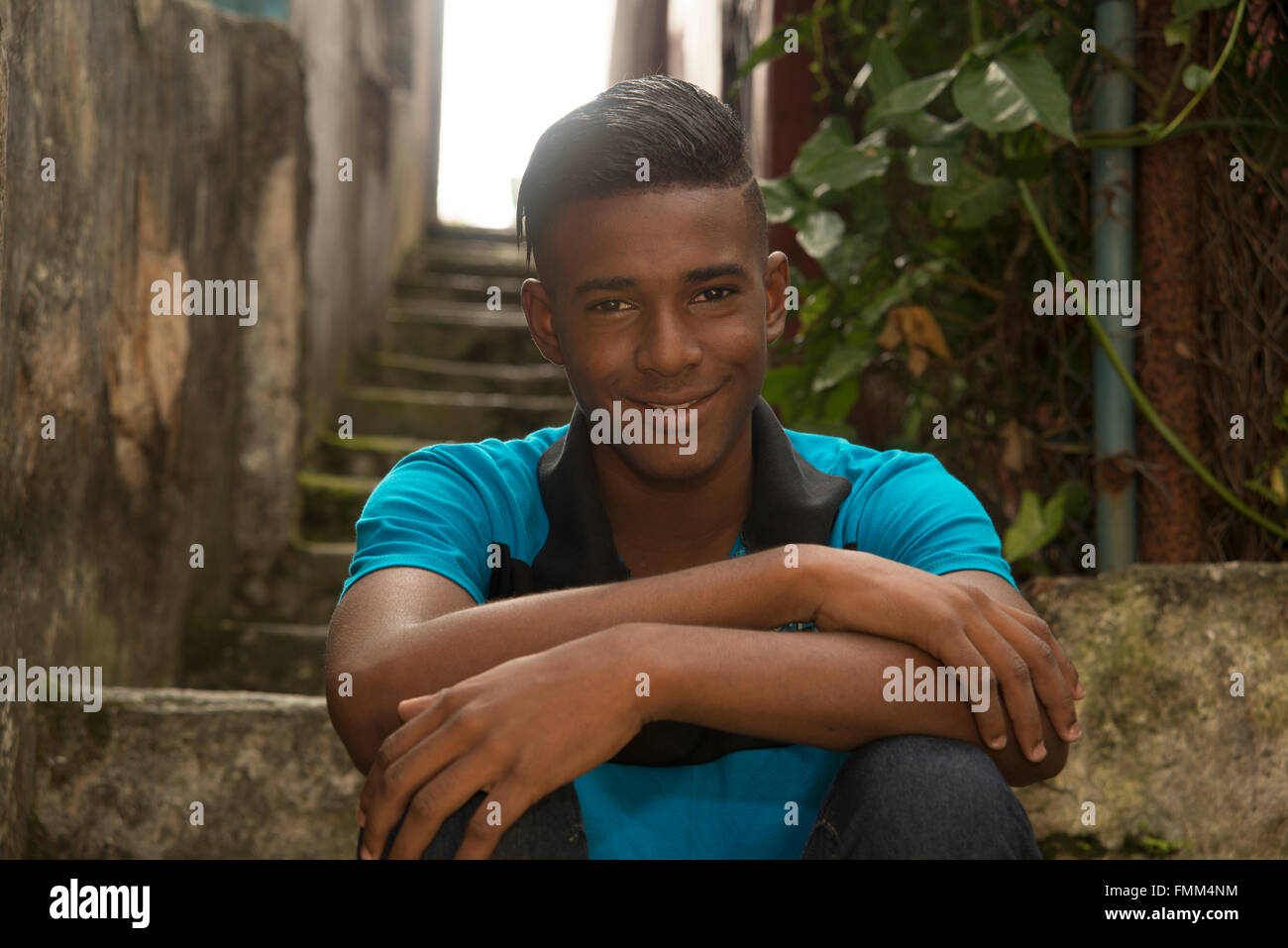 Jeune cubain souriant Banque de photographies et d’images à haute ...