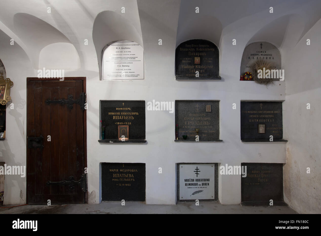 Tombes des personnes les plus notables de l'émigration russe en Tchécoslovaquie dans la crypte ...