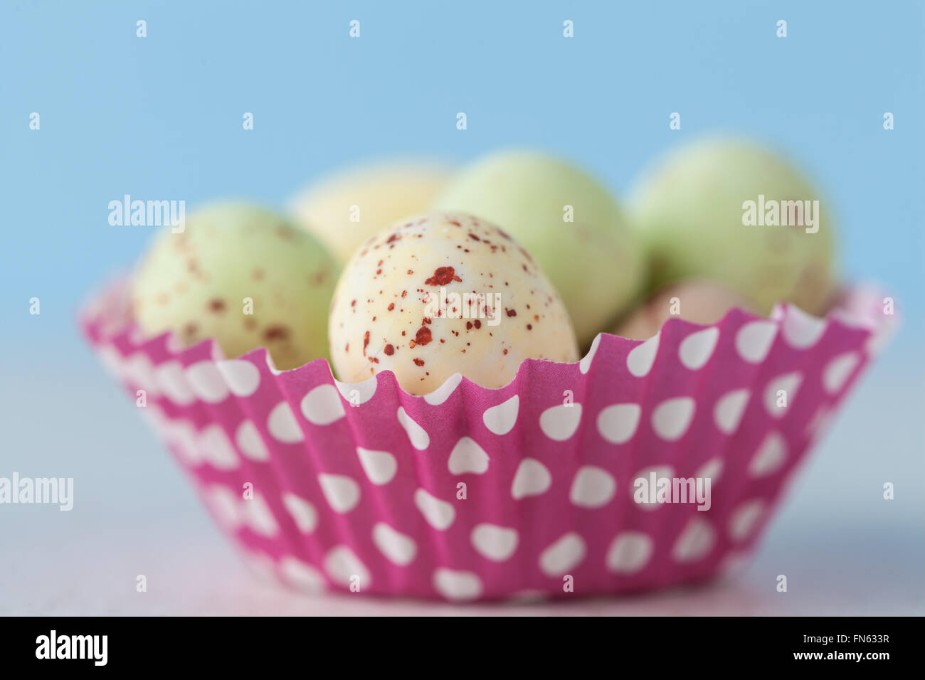 Gros plan du naseux de chocolat oeufs de Pâques dans un shell de sucre ...