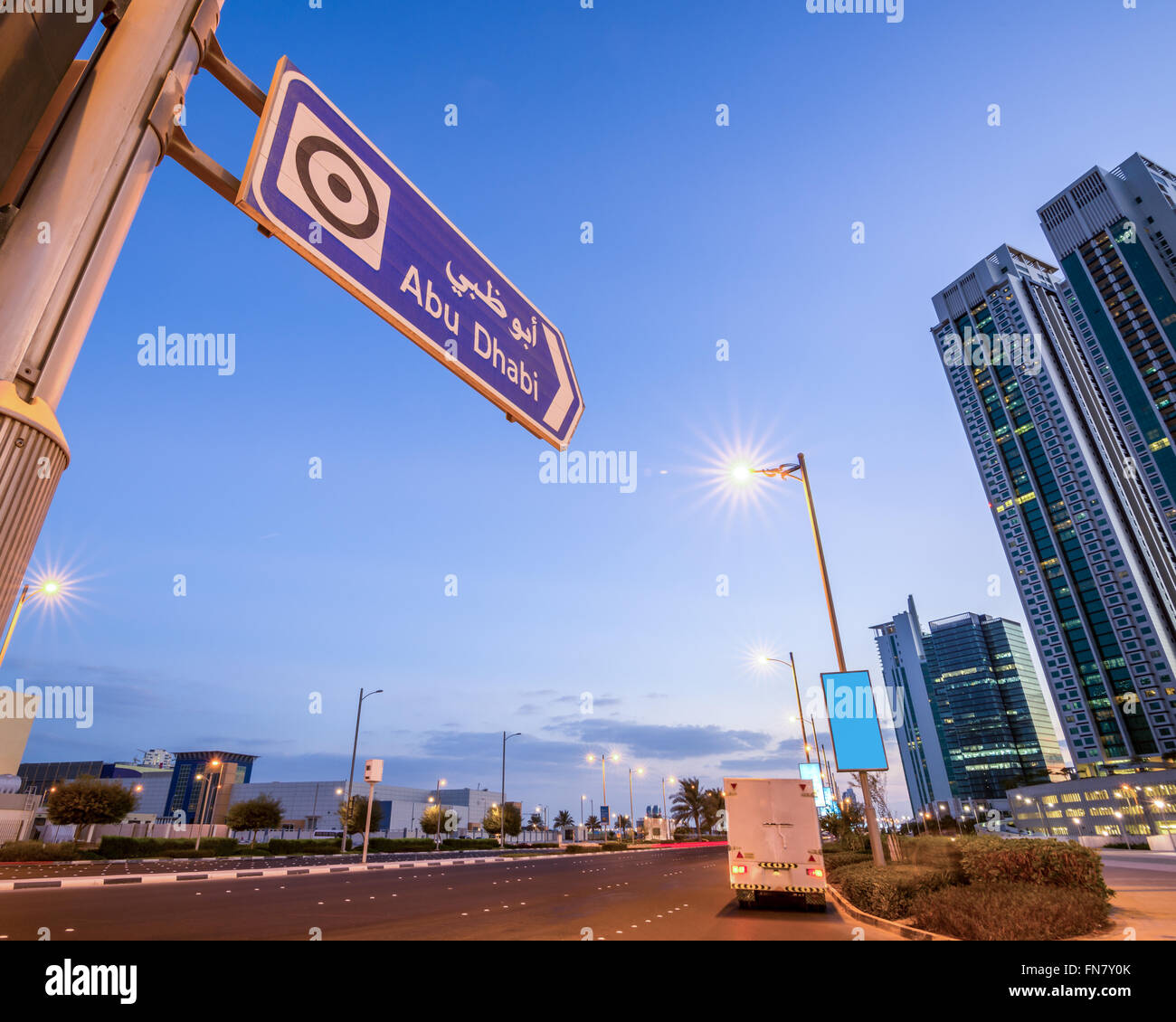 Abu dhabi road sign Banque de photographies et d’images à haute ...